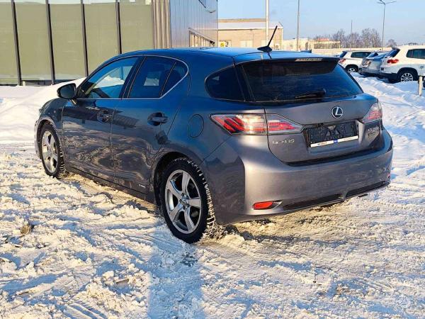 Grey Lexus CT 200h 2012 in Siauliai, with an engine capacity of 1.80 L and mileage of 275 thousand km for 7700 €, photo 4 on AUTOMOTO.COM.LV