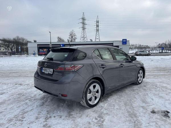 Pelēks Lexus CT 200h 2012 Kauņa, ar dzinēja tilpumu 1.80 L un nobraukumu 229 tūkst. km par 6900 €, foto 3 vietnē AUTOMOTO.COM.LV