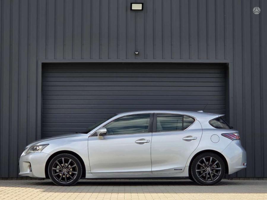 Grey Lexus CT 200h 2012 in Kaunas, with an engine capacity of 1.80 L and mileage of 299 thousand km for 8350 €, photo 10 on AUTOMOTO.COM.LV