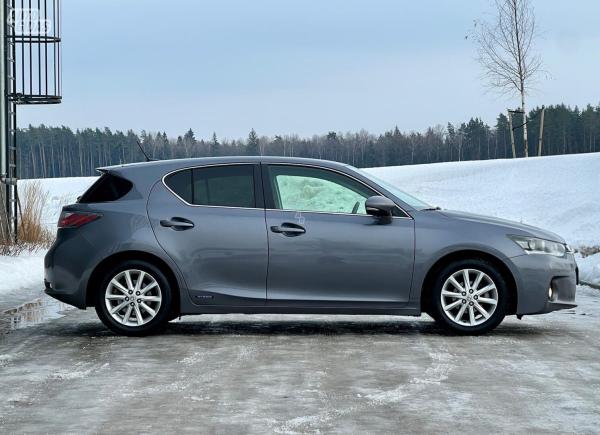 Pelēks Lexus CT 200h 2012 Viļņa, ar dzinēja tilpumu 1.80 L un nobraukumu 279 tūkst. km par 7990 €, foto 3 vietnē AUTOMOTO.COM.LV