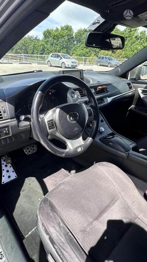Pelēks Lexus CT 200h 2012 Viļņa, ar dzinēja tilpumu 1.80 L un nobraukumu 213 tūkst. km par 8100 €, foto 8 vietnē AUTOMOTO.COM.LV