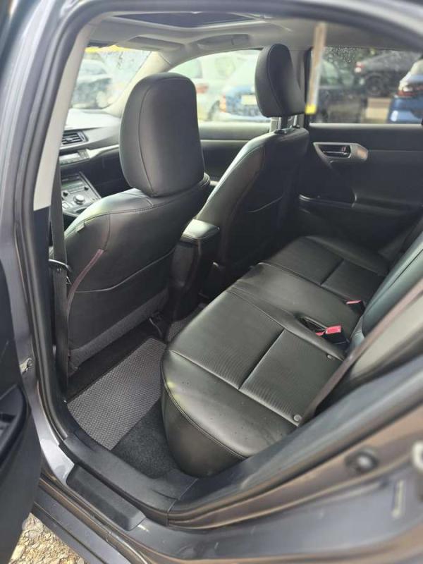 Grey Lexus CT 200h 2012 in Vilnius, with an engine capacity of 1.80 L and mileage of 297 thousand km for 5999 €, photo 9 on AUTOMOTO.COM.LV