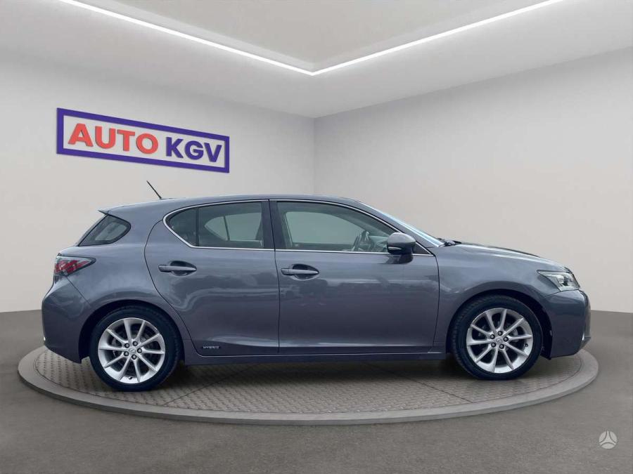 Grey Lexus CT 200h 2012 in Vilnius, with an engine capacity of 1.80 L and mileage of 312 thousand km for 8799 €, photo 7 on AUTOMOTO.COM.LV