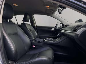 Grey Lexus CT 200h 2012 in Vilnius, with an engine capacity of 1.80 L and mileage of 312 thousand km for 8799 €, photo 9 on AUTOMOTO.COM.LV