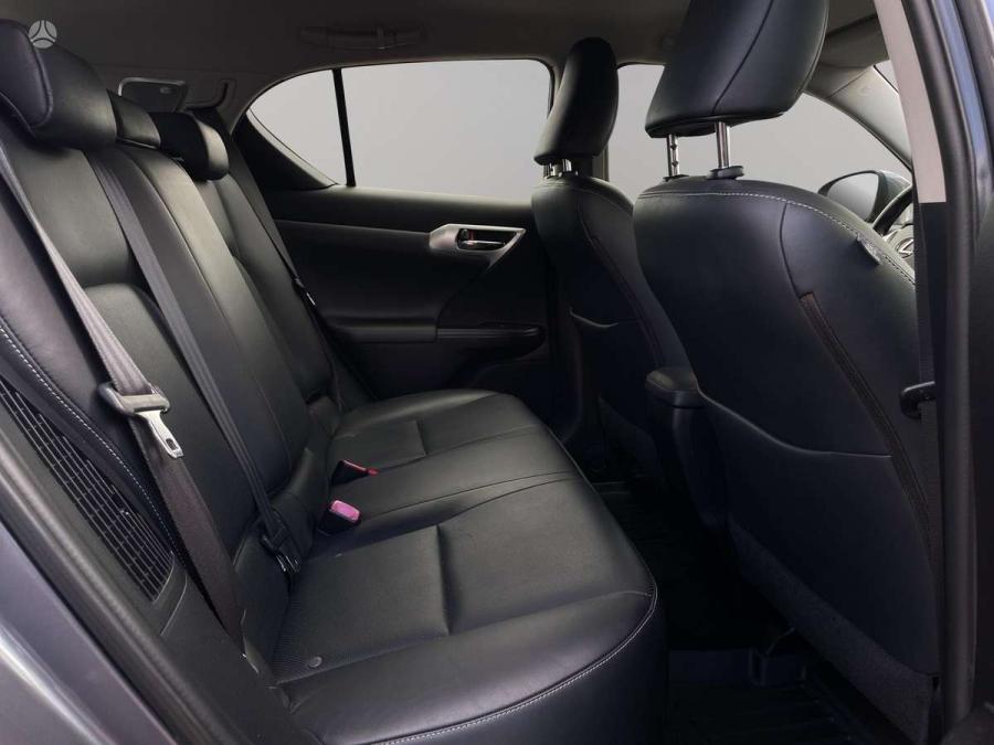 Grey Lexus CT 200h 2012 in Vilnius, with an engine capacity of 1.80 L and mileage of 312 thousand km for 8799 €, photo 10 on AUTOMOTO.COM.LV