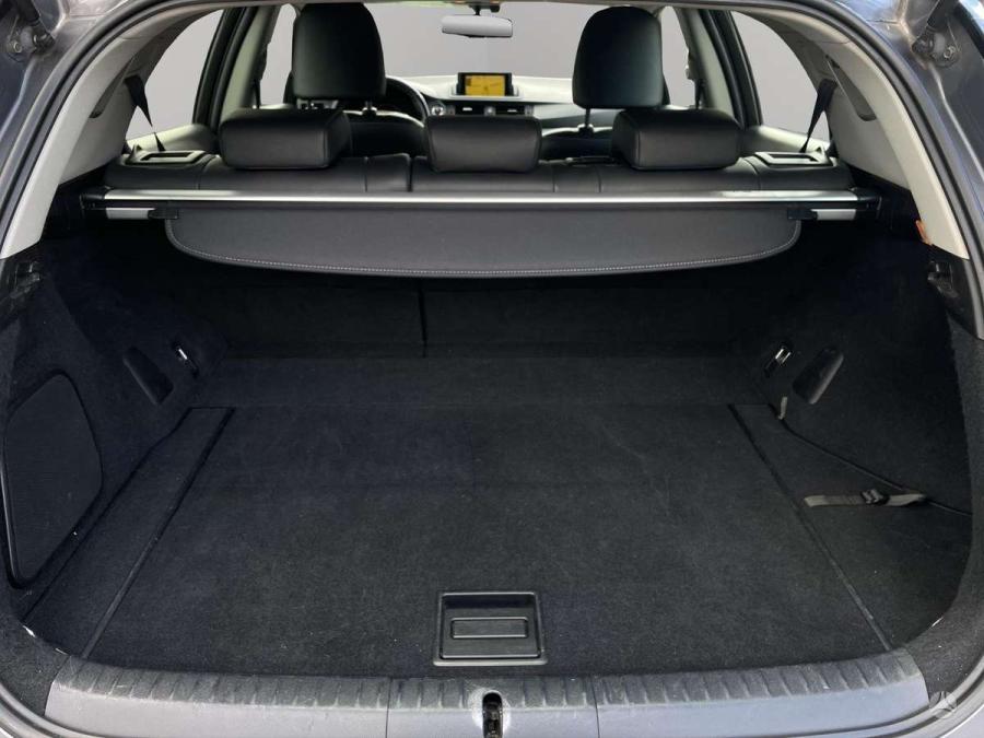 Grey Lexus CT 200h 2012 in Vilnius, with an engine capacity of 1.80 L and mileage of 312 thousand km for 8799 €, photo 11 on AUTOMOTO.COM.LV