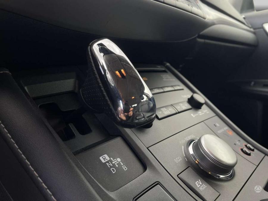 Grey Lexus CT 200h 2012 in Vilnius, with an engine capacity of 1.80 L and mileage of 312 thousand km for 8799 €, photo 16 on AUTOMOTO.COM.LV