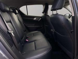 Grey Lexus CT 200h 2012 in Vilnius, with an engine capacity of 1.80 L and mileage of 312 thousand km for 8799 €, photo 10 on AUTOMOTO.COM.LV