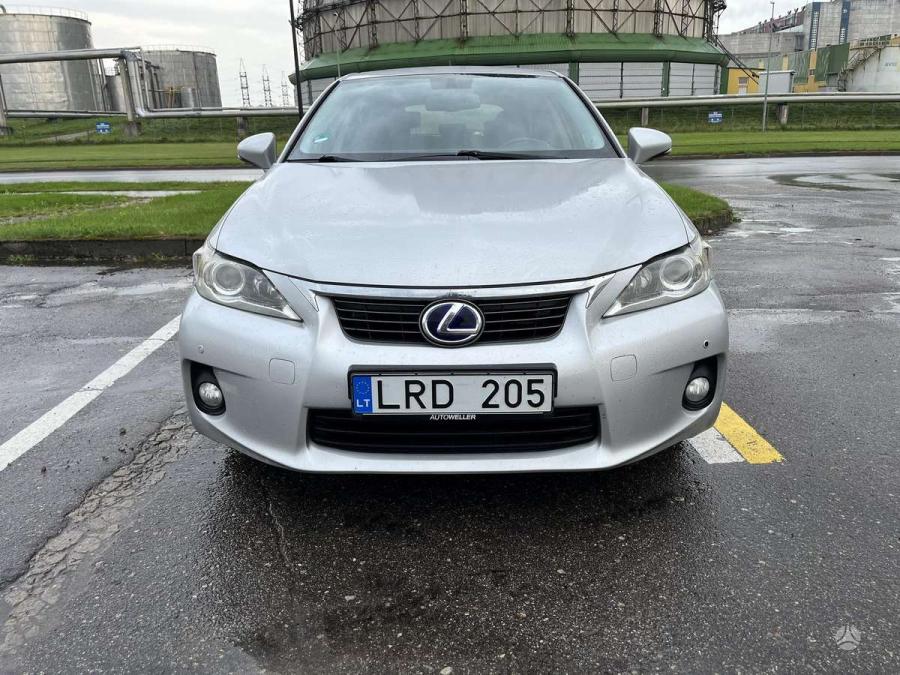 Серый Лексус CT 200h 2012 в Вильнюс, объемом двигателя 1.80 л и пробегом 200 тыс. км за 8000 €, фото 1 на AUTOMOTO.COM.LV