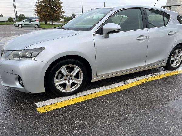 Grey Lexus CT 200h 2012 in Vilnius, with an engine capacity of 1.80 L and mileage of 200 thousand km for 8000 €, photo 4 on AUTOMOTO.COM.LV