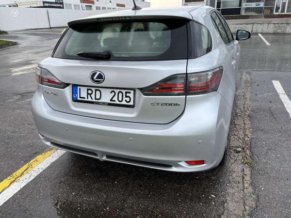 Grey Lexus CT 200h 2012 in Vilnius, with an engine capacity of 1.80 L and mileage of 200 thousand km for 8000 €, photo 6 on AUTOMOTO.COM.LV