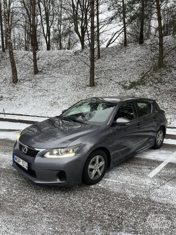 Pelēks Lexus CT 200h 2013 Viļņa, ar dzinēja tilpumu 1.80 L un nobraukumu 310 tūkst. km par 8000 €, foto 1 vietnē AUTOMOTO.COM.LV