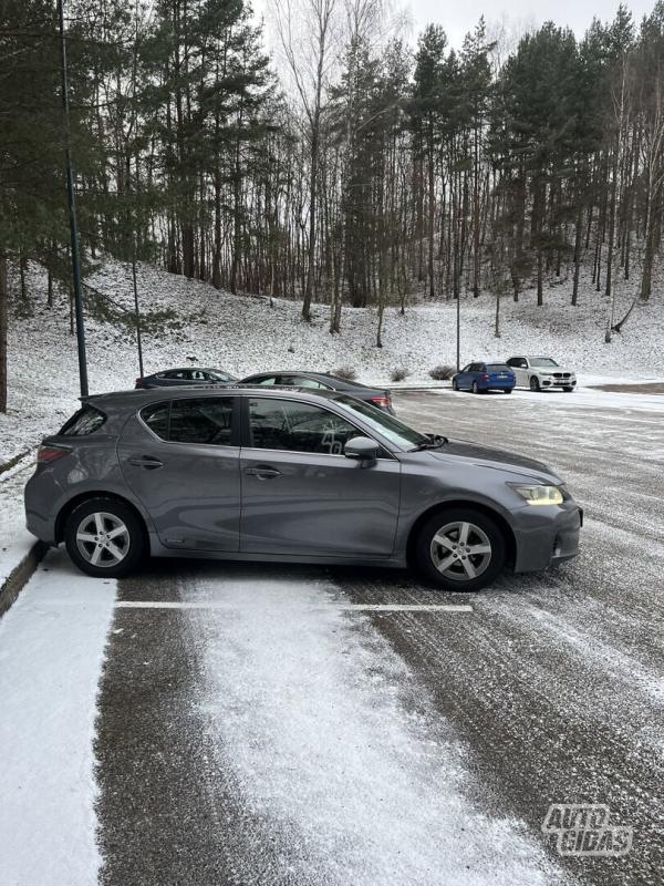 Pelēks Lexus CT 200h 2013 Viļņa, ar dzinēja tilpumu 1.80 L un nobraukumu 310 tūkst. km par 8000 €, foto 2 vietnē AUTOMOTO.COM.LV