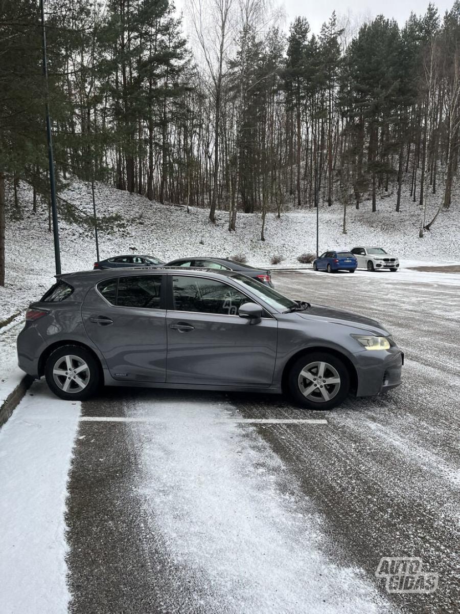 Серый Лексус CT 200h 2013 в Вильнюс, объемом двигателя 1.80 л и пробегом 310 тыс. км за 8000 €, фото 2 на AUTOMOTO.COM.LV
