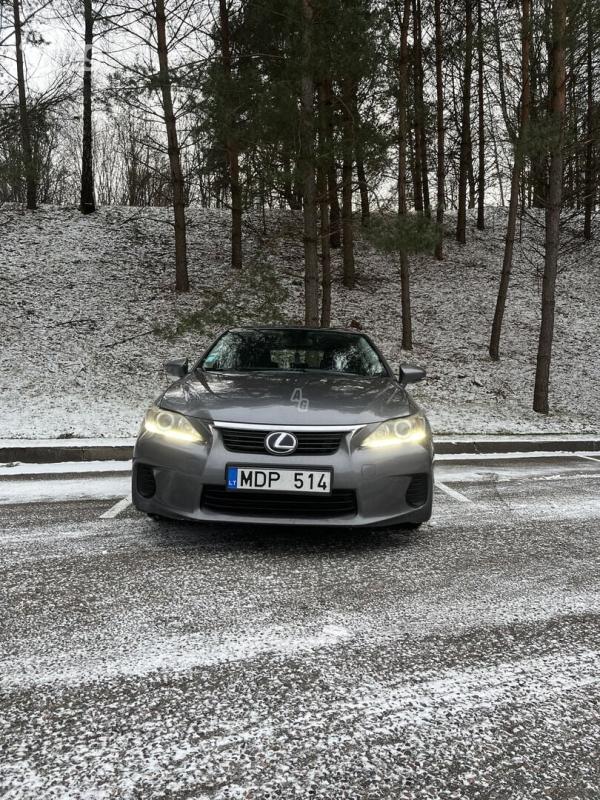 Pelēks Lexus CT 200h 2013 Viļņa, ar dzinēja tilpumu 1.80 L un nobraukumu 310 tūkst. km par 8000 €, foto 5 vietnē AUTOMOTO.COM.LV