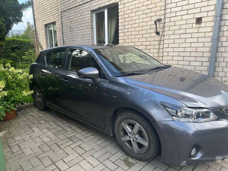 Pelēks Lexus CT 200h 2013 Kauņa, ar dzinēja tilpumu 1.80 L un nobraukumu 396 tūkst. km par 7700 €, foto 3 vietnē AUTOMOTO.COM.LV