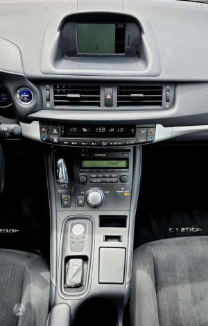 Pelēks Lexus CT 200h 2013 Tauragė, ar dzinēja tilpumu 1.80 L un nobraukumu 178 tūkst. km par 7900 €, foto 17 vietnē AUTOMOTO.COM.LV