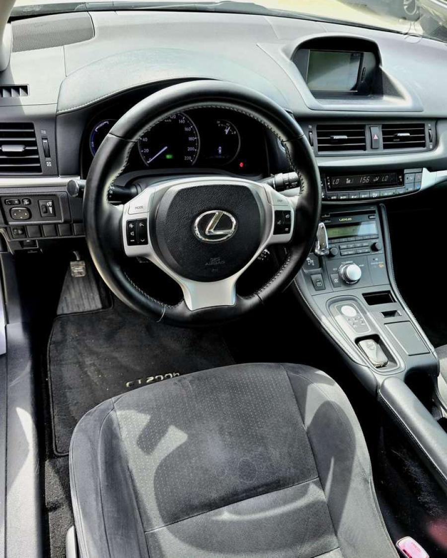 Pelēks Lexus CT 200h 2013 Tauragė, ar dzinēja tilpumu 1.80 L un nobraukumu 178 tūkst. km par 7900 €, foto 20 vietnē AUTOMOTO.COM.LV