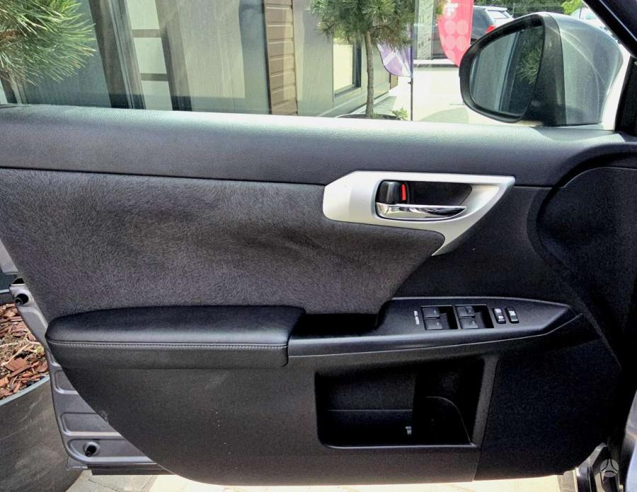 Pelēks Lexus CT 200h 2013 Tauragė, ar dzinēja tilpumu 1.80 L un nobraukumu 178 tūkst. km par 7900 €, foto 25 vietnē AUTOMOTO.COM.LV