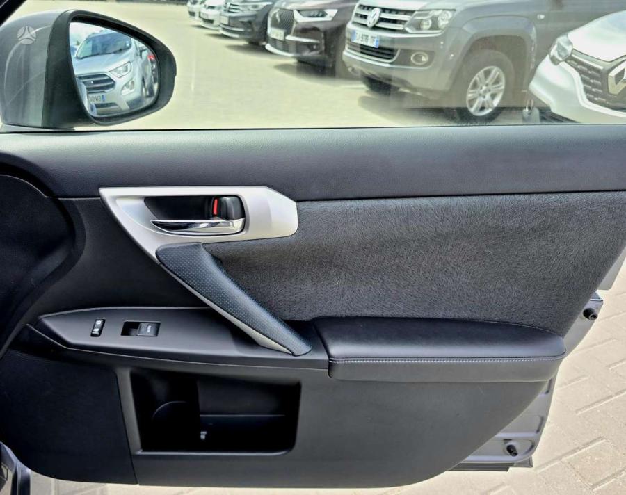 Pelēks Lexus CT 200h 2013 Tauragė, ar dzinēja tilpumu 1.80 L un nobraukumu 178 tūkst. km par 7900 €, foto 26 vietnē AUTOMOTO.COM.LV