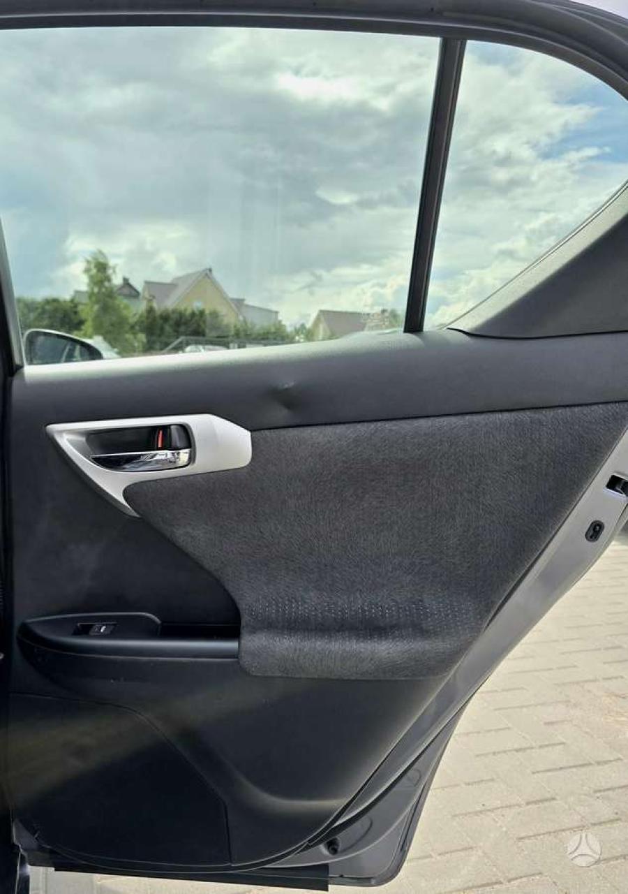 Pelēks Lexus CT 200h 2013 Tauragė, ar dzinēja tilpumu 1.80 L un nobraukumu 178 tūkst. km par 7900 €, foto 28 vietnē AUTOMOTO.COM.LV