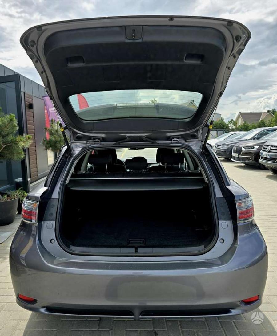 Pelēks Lexus CT 200h 2013 Tauragė, ar dzinēja tilpumu 1.80 L un nobraukumu 178 tūkst. km par 7900 €, foto 29 vietnē AUTOMOTO.COM.LV