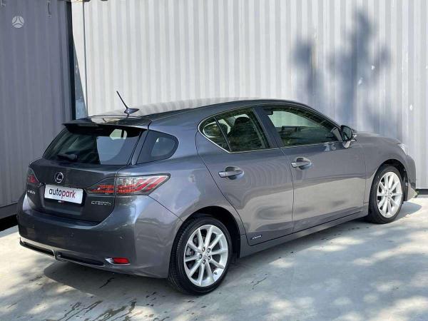 Grey Lexus CT 200h 2013 in Vilnius, with an engine capacity of 1.80 L and mileage of 42 thousand km for 10999 €, photo 4 on AUTOMOTO.COM.LV