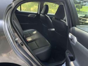 Pelēks Lexus CT 200h 2013 Viļņa, ar dzinēja tilpumu 1.80 L un nobraukumu 42 tūkst. km par 10999 €, foto 6 vietnē AUTOMOTO.COM.LV