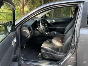 Pelēks Lexus CT 200h 2013 Viļņa, ar dzinēja tilpumu 1.80 L un nobraukumu 42 tūkst. km par 10999 €, foto 9 vietnē AUTOMOTO.COM.LV