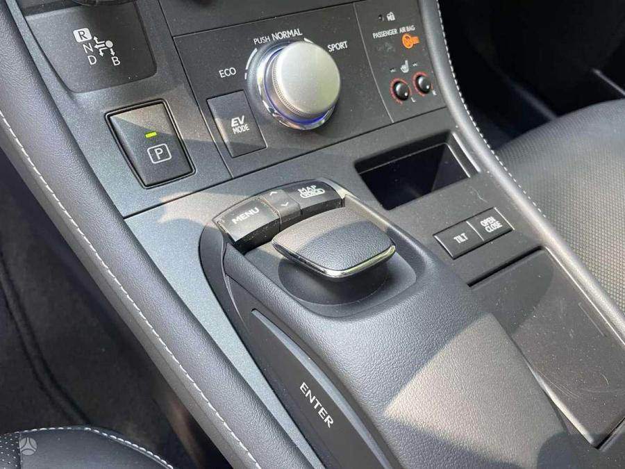 Pelēks Lexus CT 200h 2013 Viļņa, ar dzinēja tilpumu 1.80 L un nobraukumu 42 tūkst. km par 10999 €, foto 18 vietnē AUTOMOTO.COM.LV