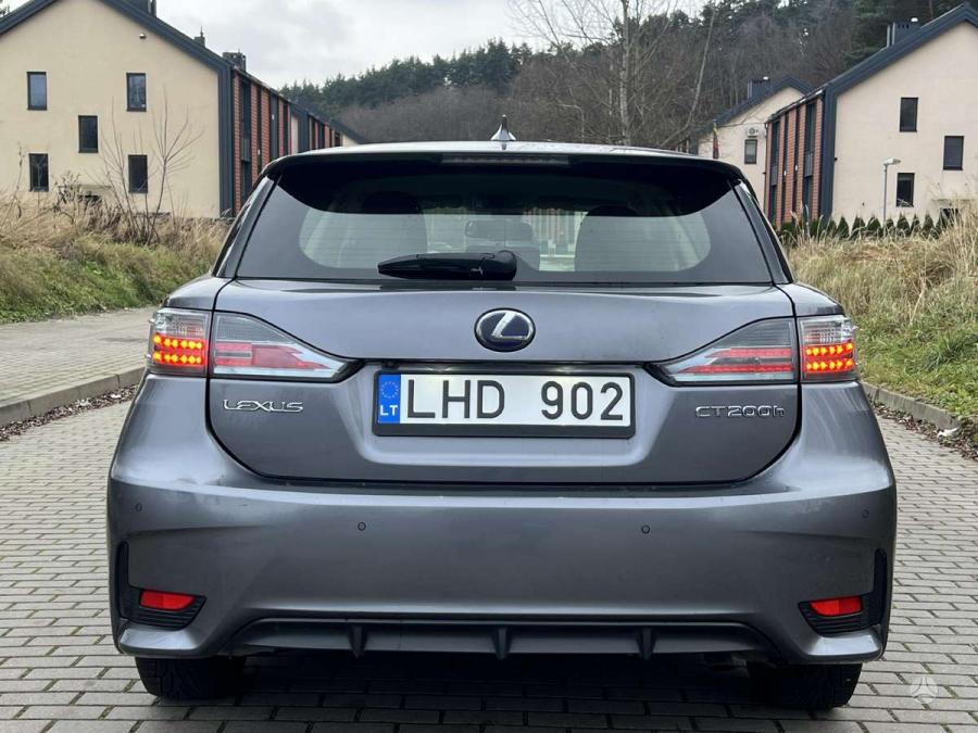 Grey Lexus CT 200h 2014 in Vilnius, with an engine capacity of 1.80 L and mileage of 336 thousand km for 10000 €, photo 4 on AUTOMOTO.COM.LV