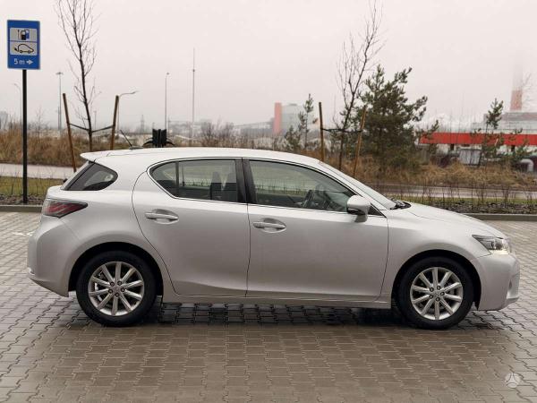 Pelēks Lexus CT 200h 2014 Viļņa, ar dzinēja tilpumu 1.80 L un nobraukumu 211 tūkst. km par 9350 €, foto 4 vietnē AUTOMOTO.COM.LV