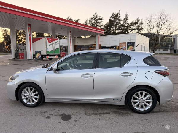 Grey Lexus CT 200h 2014 in Vilnius, with an engine capacity of 1.80 L and mileage of 211 thousand km for 8950 €, photo 2 on AUTOMOTO.COM.LV