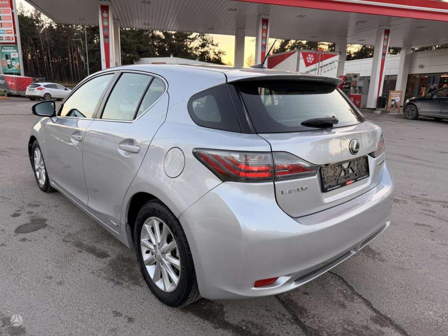 Pelēks Lexus CT 200h 2014 Viļņa, ar dzinēja tilpumu 1.80 L un nobraukumu 211 tūkst. km par 8950 €, foto 3 vietnē AUTOMOTO.COM.LV