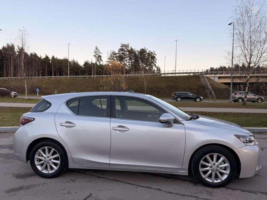 Pelēks Lexus CT 200h 2014 Viļņa, ar dzinēja tilpumu 1.80 L un nobraukumu 211 tūkst. km par 8950 €, foto 6 vietnē AUTOMOTO.COM.LV