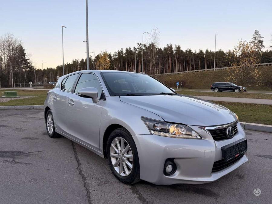 Pelēks Lexus CT 200h 2014 Viļņa, ar dzinēja tilpumu 1.80 L un nobraukumu 211 tūkst. km par 8950 €, foto 7 vietnē AUTOMOTO.COM.LV