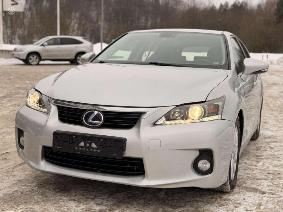 Pelēks Lexus CT 200h 2014 Viļņa, ar dzinēja tilpumu 1.80 L un nobraukumu 211 tūkst. km par 8200 €, foto 2 vietnē AUTOMOTO.COM.LV