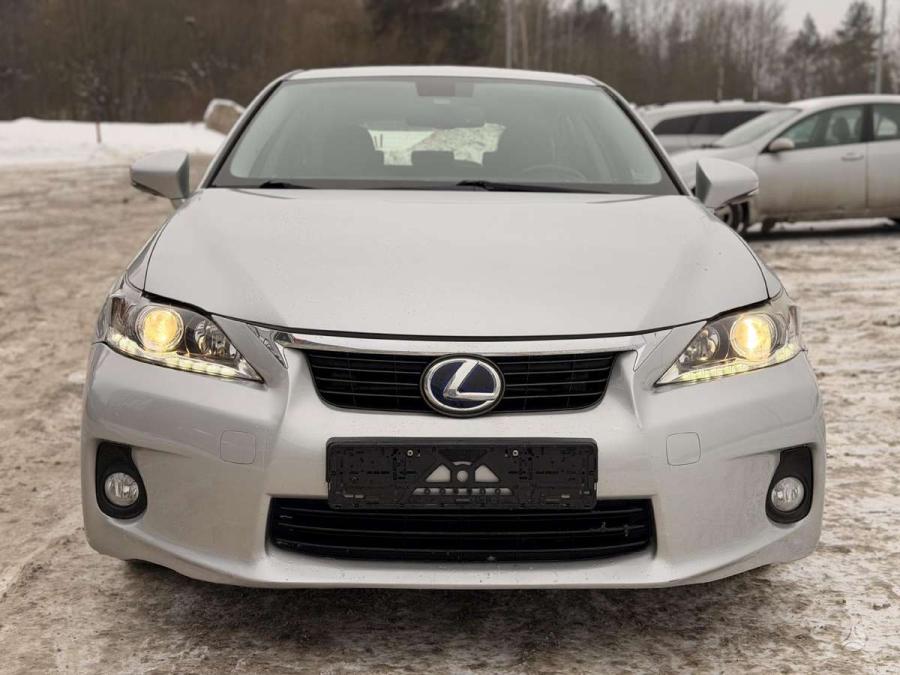 Pelēks Lexus CT 200h 2014 Viļņa, ar dzinēja tilpumu 1.80 L un nobraukumu 211 tūkst. km par 8200 €, foto 3 vietnē AUTOMOTO.COM.LV