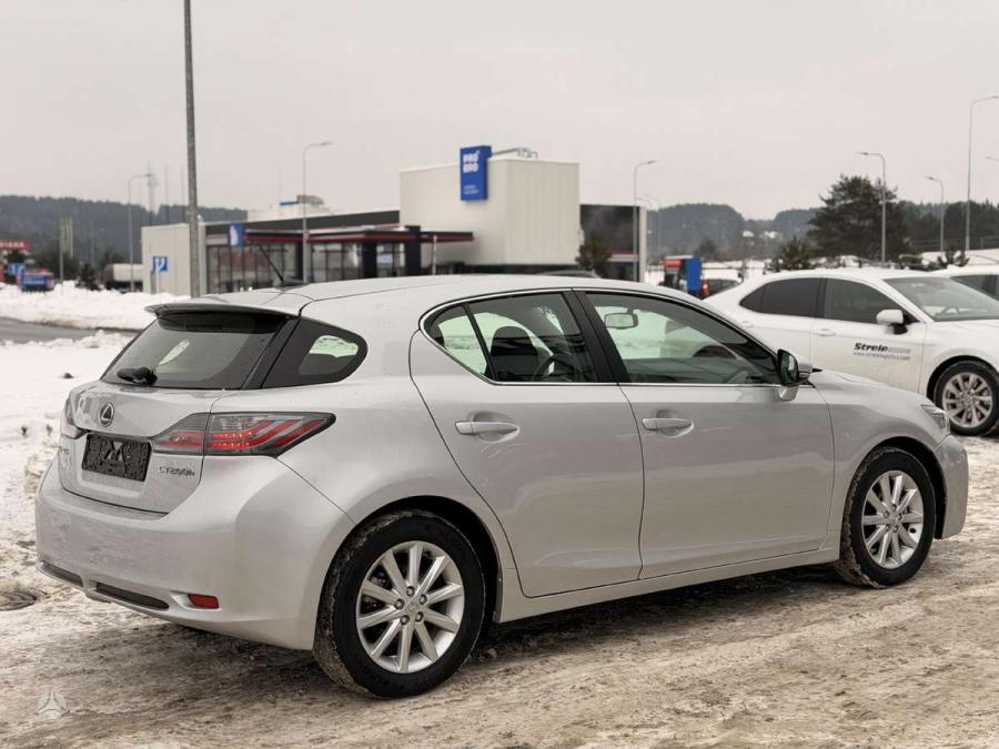 Pelēks Lexus CT 200h 2014 Viļņa, ar dzinēja tilpumu 1.80 L un nobraukumu 211 tūkst. km par 8200 €, foto 5 vietnē AUTOMOTO.COM.LV