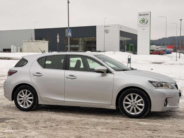 Grey Lexus CT 200h 2014 in Vilnius, with an engine capacity of 1.80 L and mileage of 211 thousand km for 8200 €, photo 6 on AUTOMOTO.COM.LV