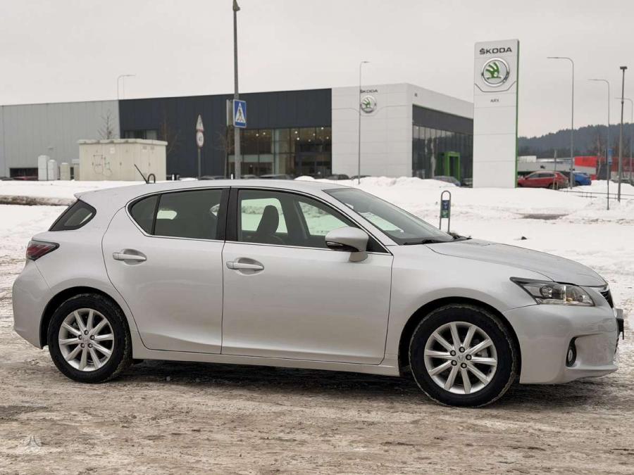 Pelēks Lexus CT 200h 2014 Viļņa, ar dzinēja tilpumu 1.80 L un nobraukumu 211 tūkst. km par 8200 €, foto 6 vietnē AUTOMOTO.COM.LV