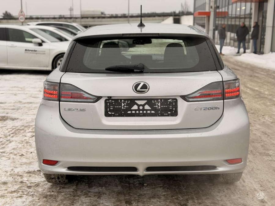 Pelēks Lexus CT 200h 2014 Viļņa, ar dzinēja tilpumu 1.80 L un nobraukumu 211 tūkst. km par 8200 €, foto 8 vietnē AUTOMOTO.COM.LV