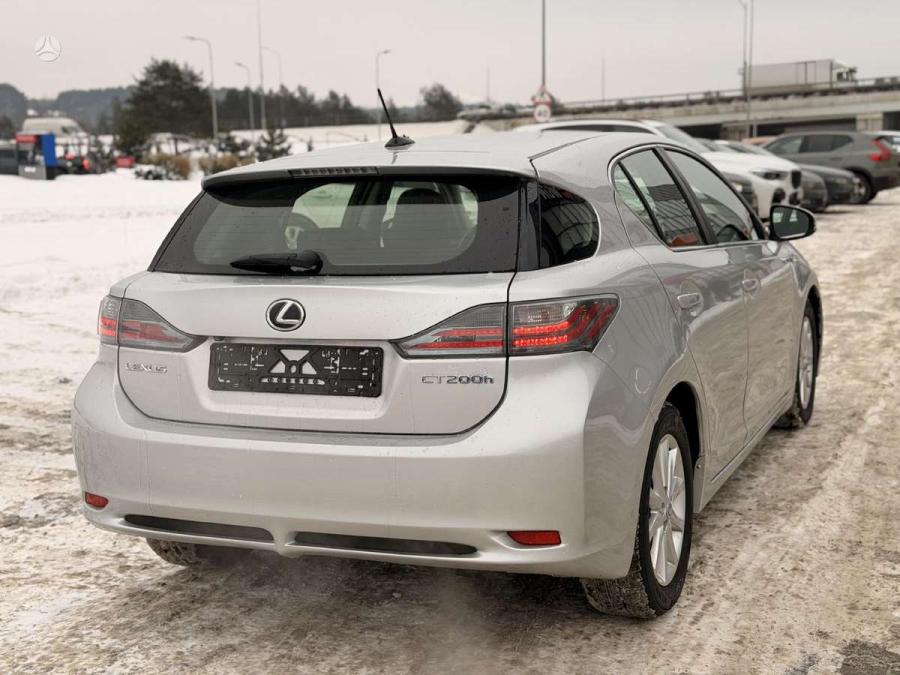 Pelēks Lexus CT 200h 2014 Viļņa, ar dzinēja tilpumu 1.80 L un nobraukumu 211 tūkst. km par 8200 €, foto 9 vietnē AUTOMOTO.COM.LV