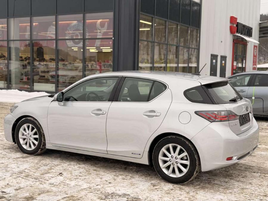 Pelēks Lexus CT 200h 2014 Viļņa, ar dzinēja tilpumu 1.80 L un nobraukumu 211 tūkst. km par 8200 €, foto 11 vietnē AUTOMOTO.COM.LV