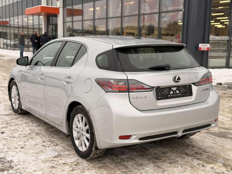 Pelēks Lexus CT 200h 2014 Viļņa, ar dzinēja tilpumu 1.80 L un nobraukumu 211 tūkst. km par 8200 €, foto 12 vietnē AUTOMOTO.COM.LV