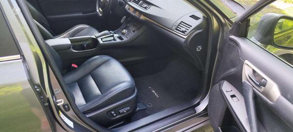 Pelēks Lexus CT 200h 2014 Viļņa, ar dzinēja tilpumu 1.80 L un nobraukumu 189 tūkst. km par 12900 €, foto 11 vietnē AUTOMOTO.COM.LV