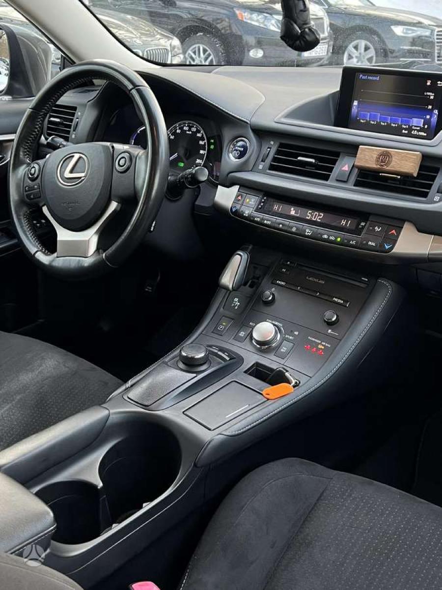Grey Lexus CT 200h 2014 in Vilnius, with an engine capacity of 1.80 L and mileage of 336 thousand km for 8800 €, photo 8 on AUTOMOTO.COM.LV
