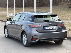 Grey Lexus CT 200h 2014 in Vilnius, with an engine capacity of 1.80 L and mileage of 336 thousand km for 8800 €, photo 2 on AUTOMOTO.COM.LV