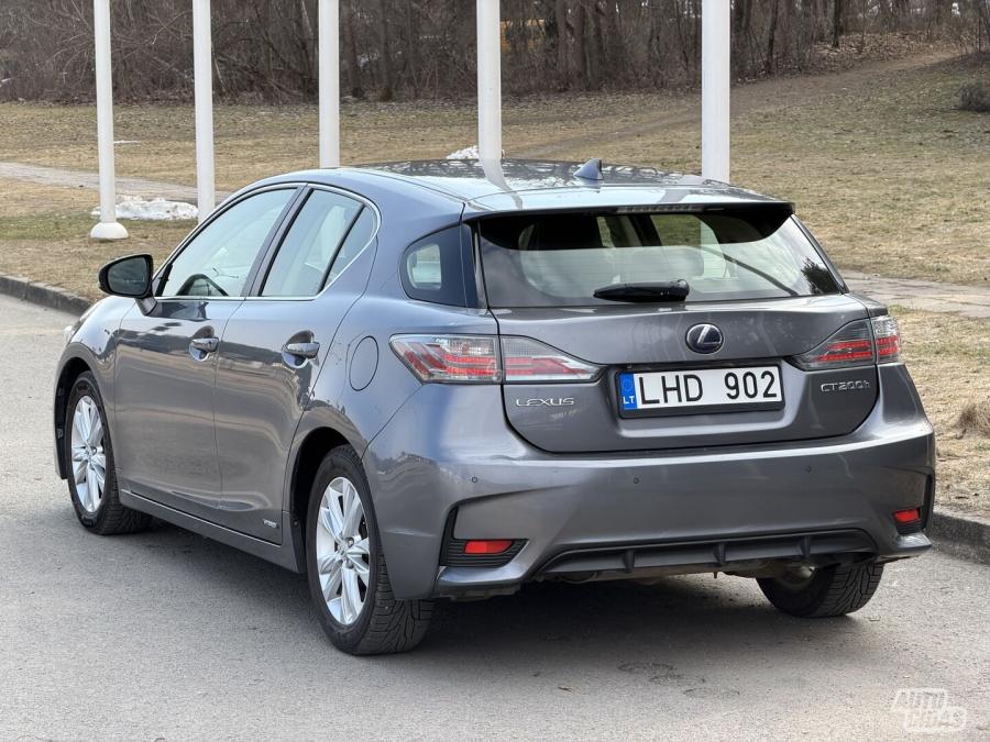 Grey Lexus CT 200h 2014 in Vilnius, with an engine capacity of 1.80 L and mileage of 336 thousand km for 8800 €, photo 2 on AUTOMOTO.COM.LV