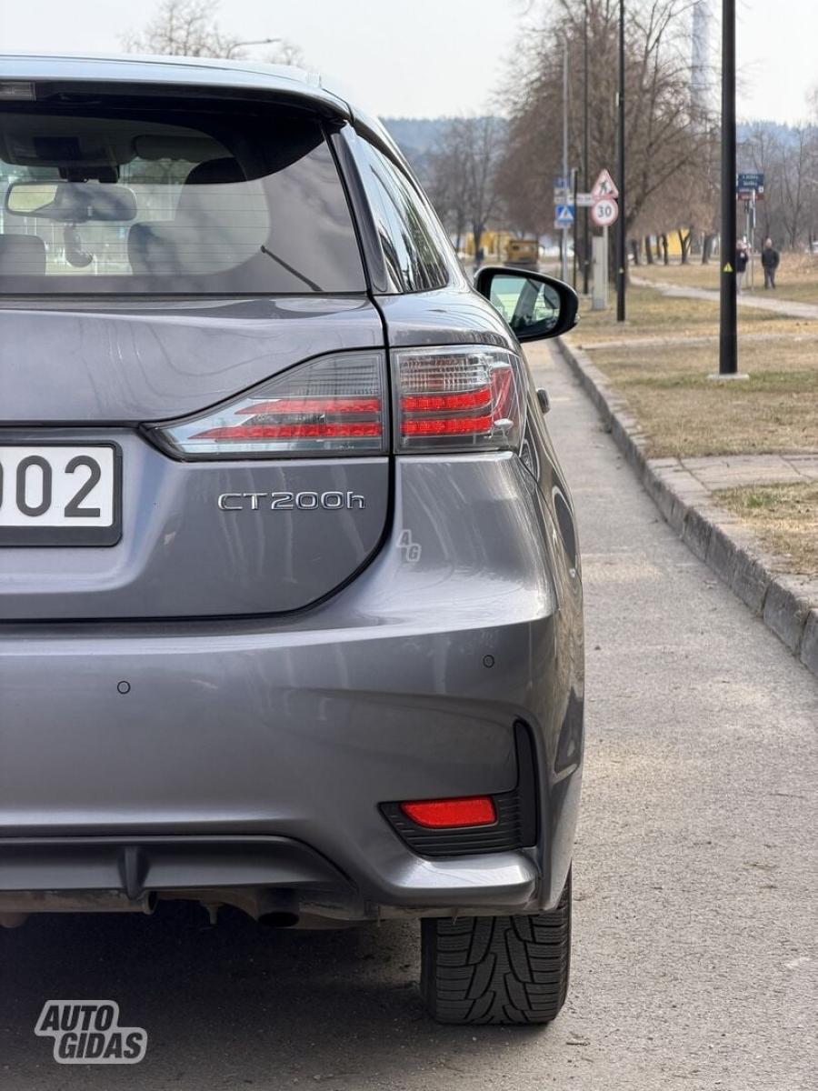 Grey Lexus CT 200h 2014 in Vilnius, with an engine capacity of 1.80 L and mileage of 336 thousand km for 8800 €, photo 4 on AUTOMOTO.COM.LV